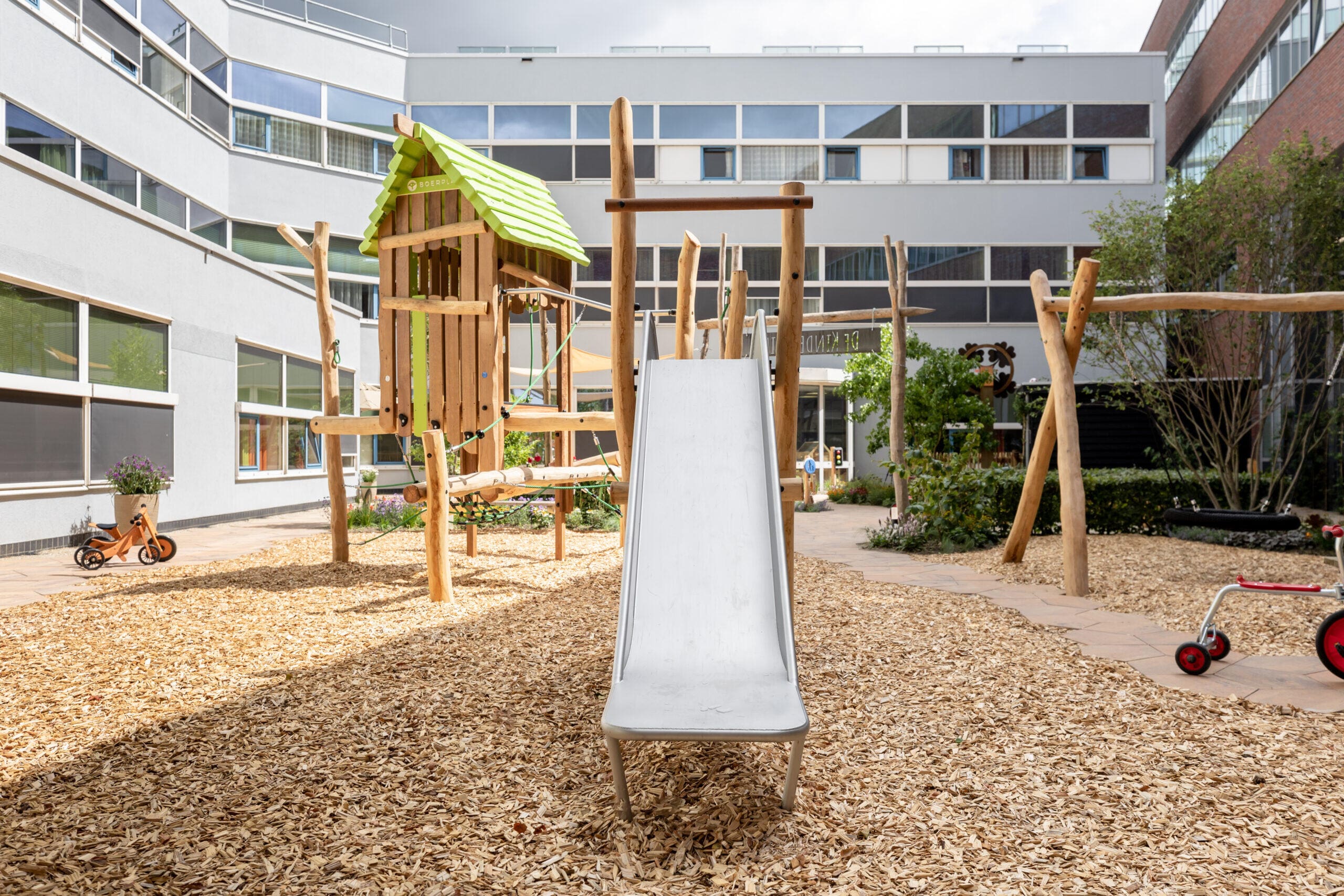 Een speeltuin voor het Flevolandziekenhuis i.s.m. TV-tuinman Lodewijk Hoekstra - BOERplay